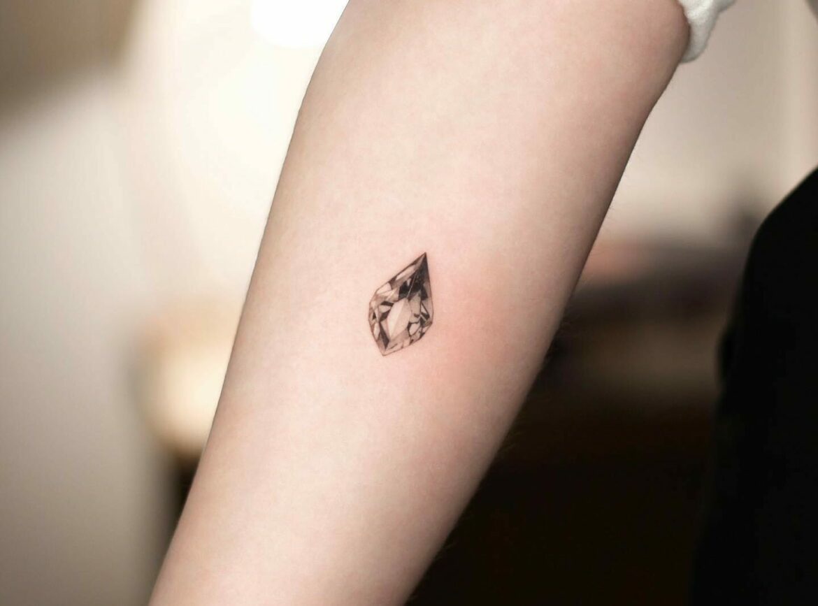 11+ Diamond Hand Tattoo Designs That Will Blow Your Mind!