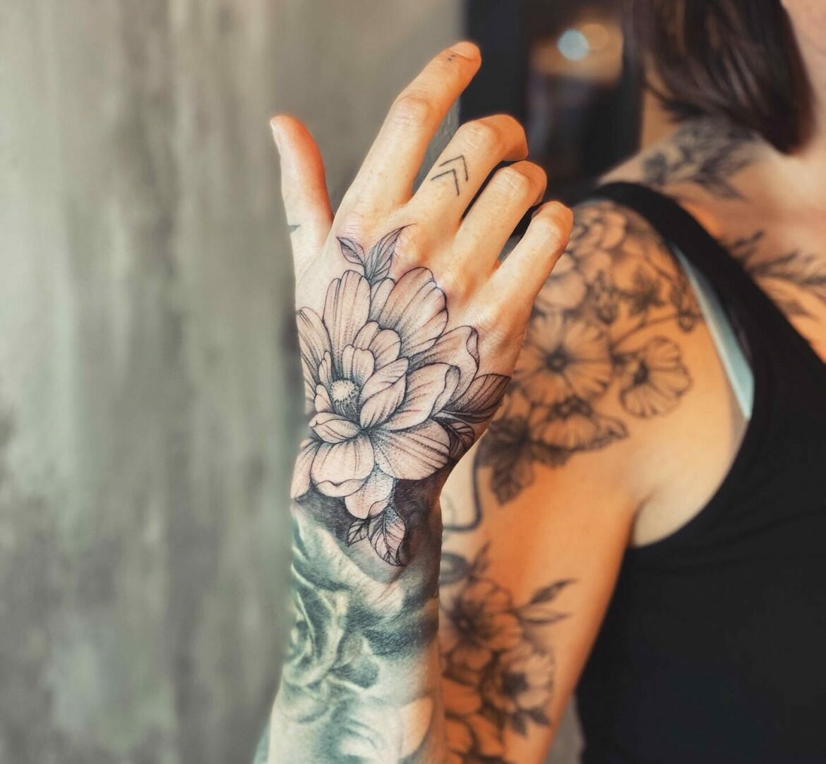19+ Women's Hand Tattoo Ideas To Inspire You!