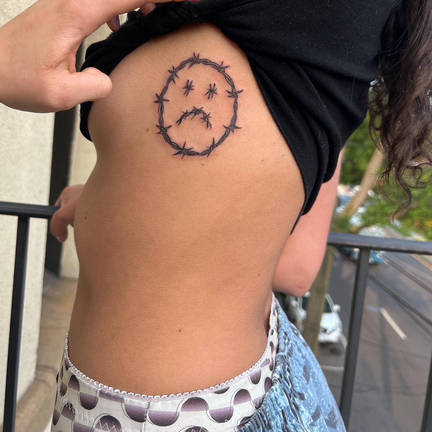 12 Amazing Barbed Wire Tattoos & Their Meanings