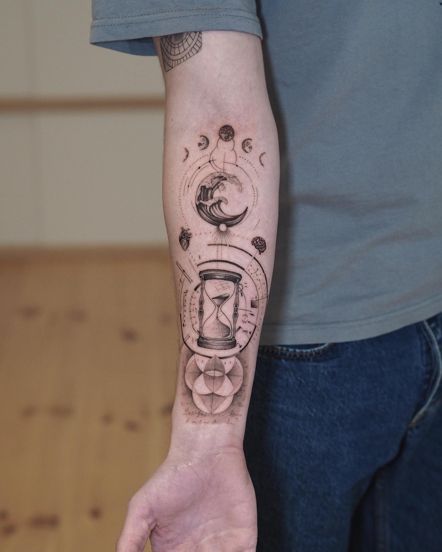 10 AMAZING HOURGLASS TATTOOS & THEIR MEANINGS - UPDATED FOR 2024