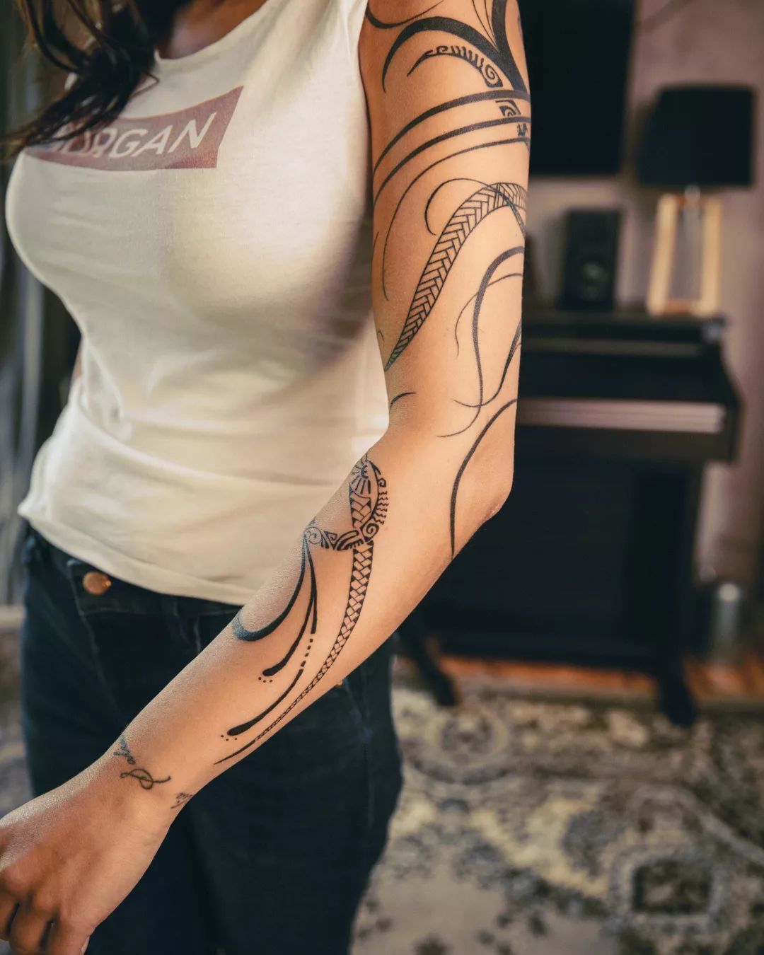 TRADITIONAL HAWAIIAN TATTOOS: GET THE FULL LOWDOWN ON KĀKAU IN 2024