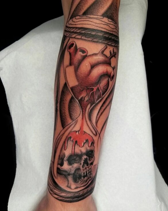 10 AMAZING HOURGLASS TATTOOS & THEIR MEANINGS - UPDATED FOR 2024