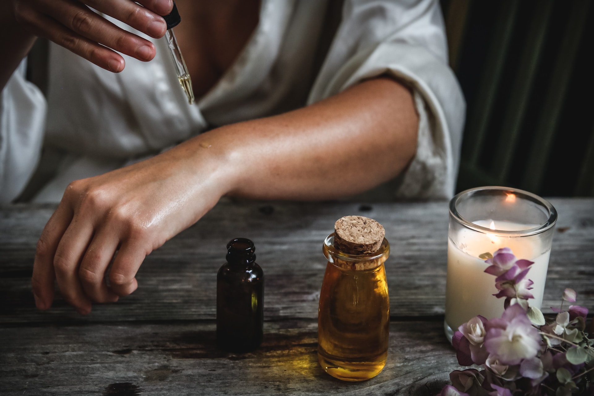 10 Benefits Of Sesame Oil For Skin & How To Use It