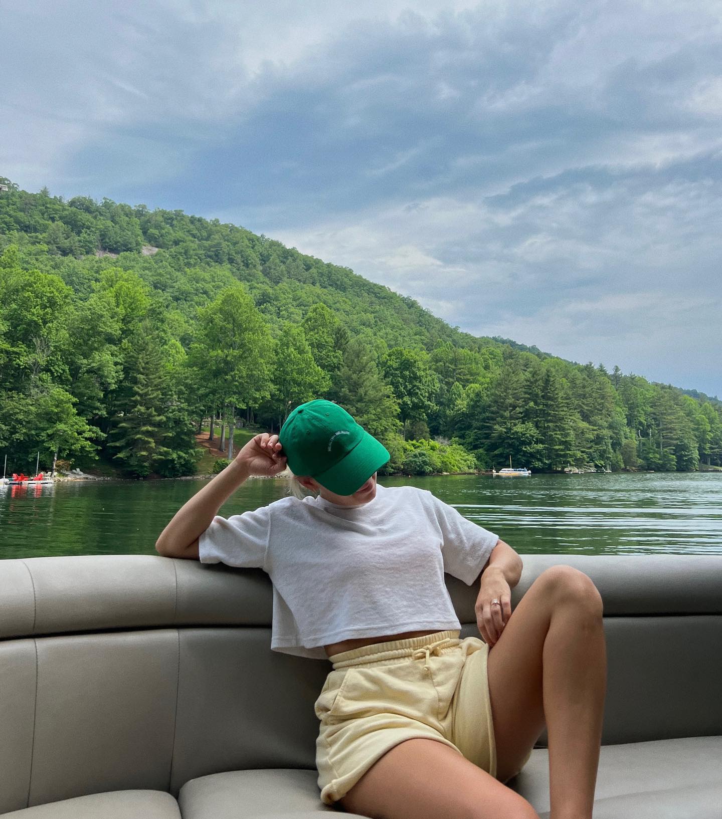 What to Wear on a Boat: The Ultimate Guide for 2024