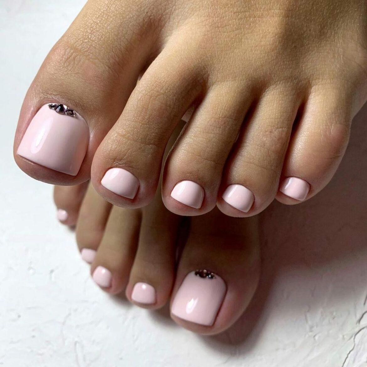 30 Wedding Pedicure Ideas to Match Your Bridal Look in 2024