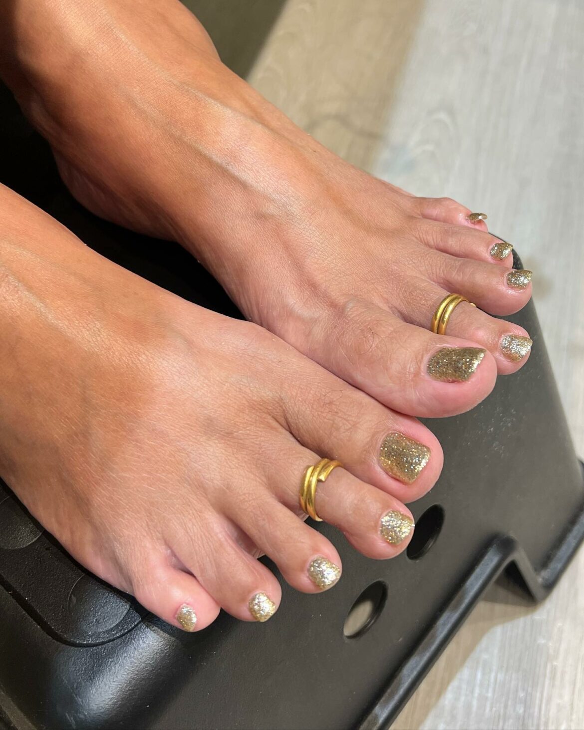 30 Gold Pedicure Ideas to Add Glamour to Your Look in 2024