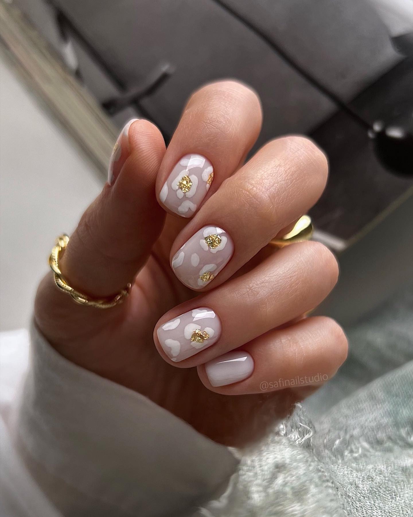 Find Your Style with 30 Daisy Nail Designs for 2024