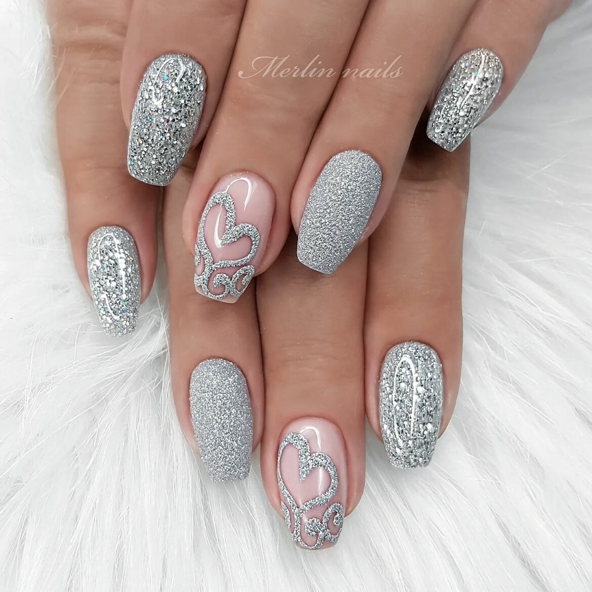 Shine with 20 Silver Christmas Nail Ideas in 2024
