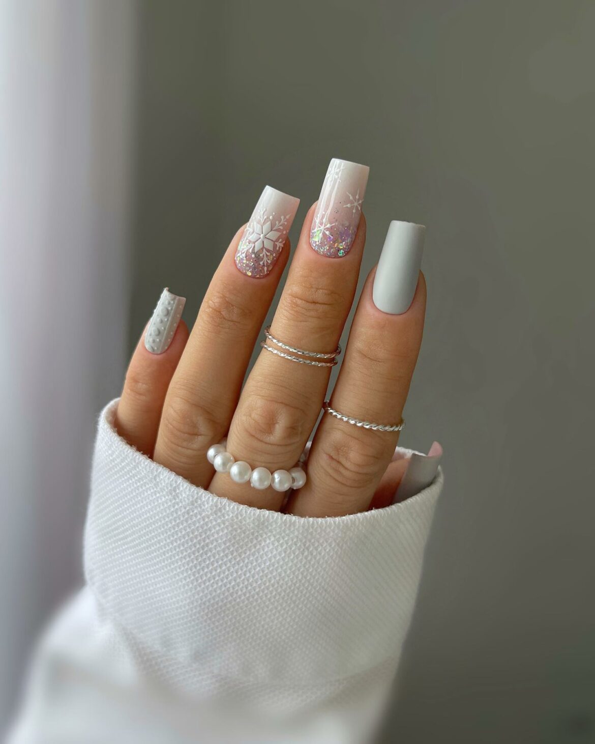 Get Cozy with 20 Grey Christmas Nail Ideas in 2024